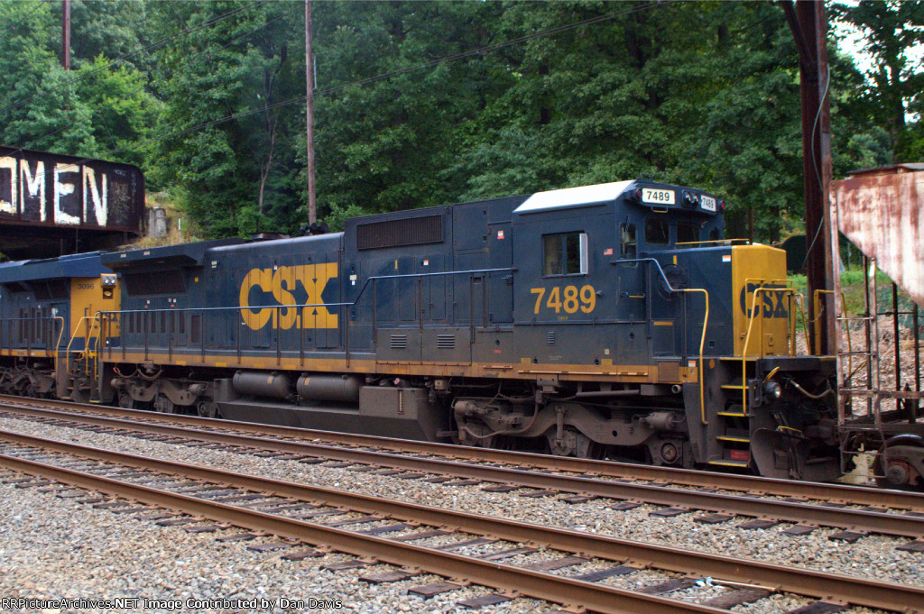 CSX C40-8 7489 trails on K533